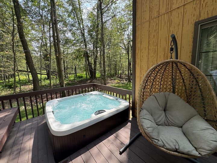 Pocono Nest New Hot Tub Under Stars Big Bass Lake - Moscow, PA