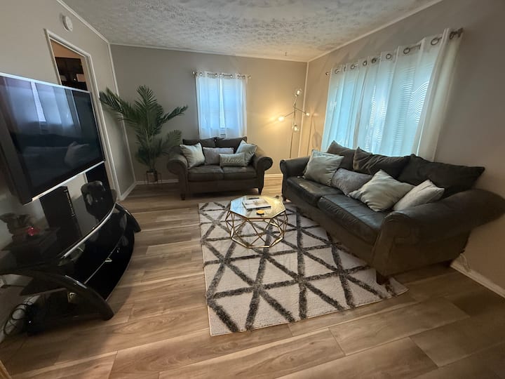 Cozy, Comfortable, Cool Ranch - Akron, OH