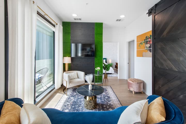 Stylish 2br Condo In The Gulch Pool Patio Parking - Nashville, TN