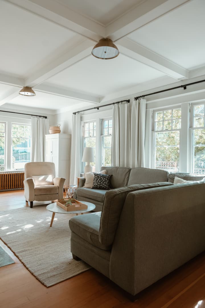 Spacious Lakeside Home With Mountain View - Nelson