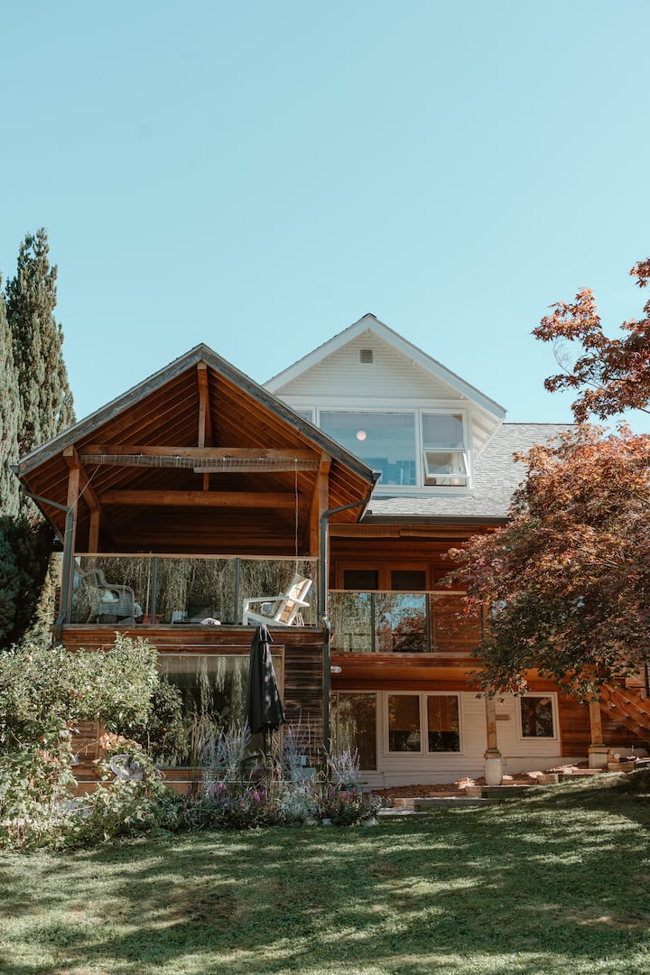 Bright, Spacious Home With Lake & Mountain Views - Nelson