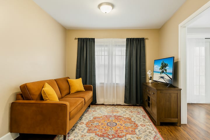 Sky Retreat King 1 Bed Plus Den (Pet-friendly) - St. Petersburg, FL
