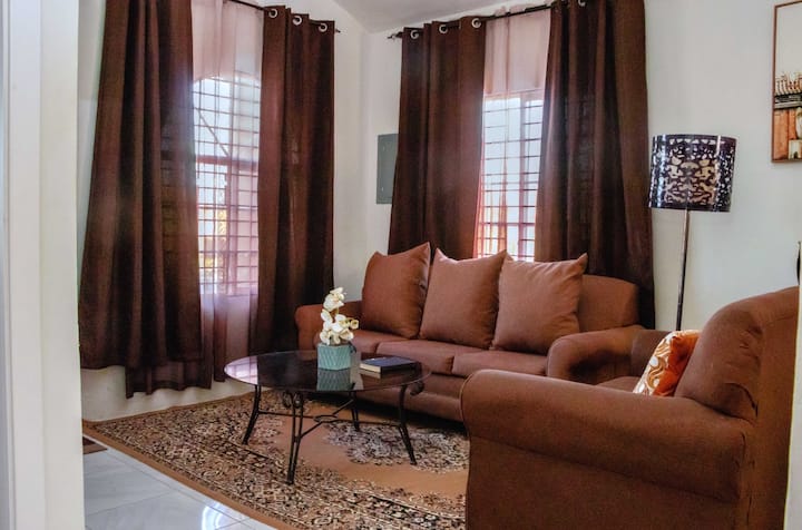 A Cozy Hideaway In Gated Community - Jamaica