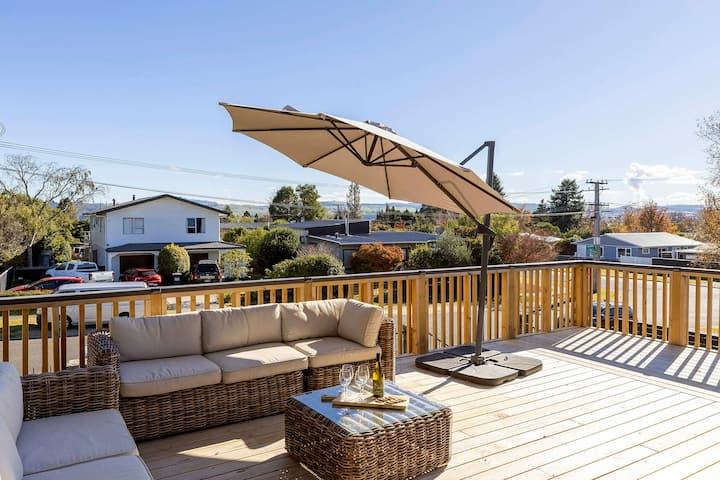 5 Minutes Walk To Lake & Drive To Town! - Taupo