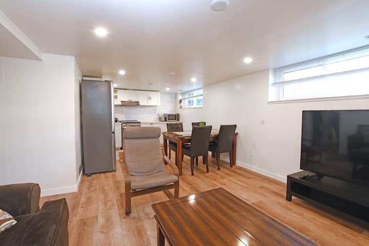 Bright And Walkout Basement With Separate Entrance - Toronto