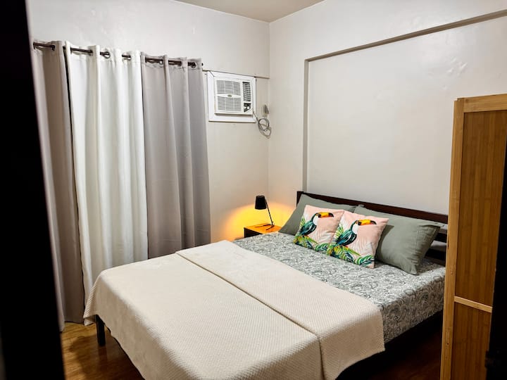 Condo With Internet & Parking In Las Piñas City! - Las Piñas