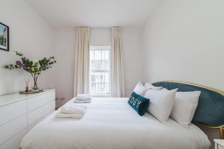 Cosy Riverside Flat - London