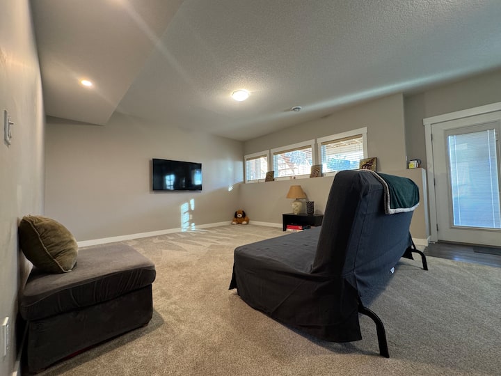 Bright & Spacious Guest Suite - Calgary