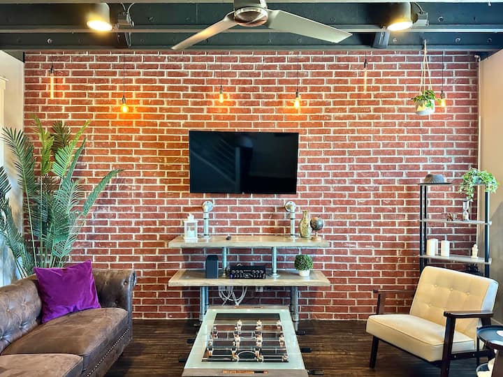 Charming Loft Style Townhouse! - Sandy, UT