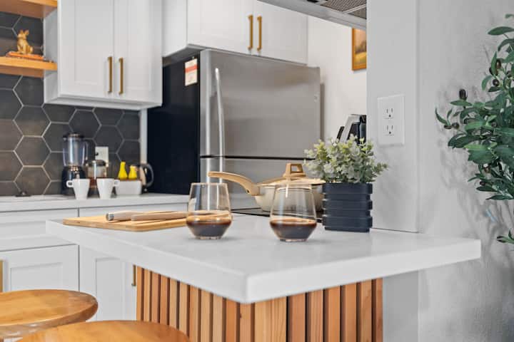 King Bed, Crib. Ac. Central. Com Pool. Full Kitchn - National City, CA