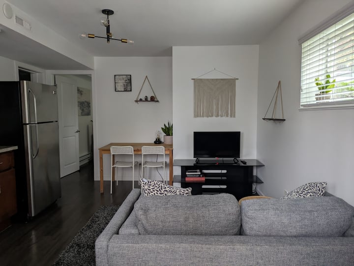 Guest Suite Conveniently Located Near The Skytrain - New Westminster