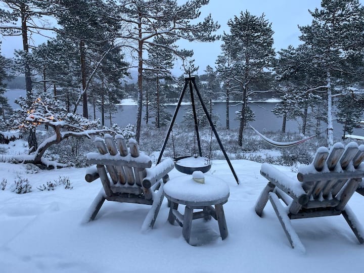 Liten Og Koselig Hytte Mellom Fjell Og Innsjø - Norway