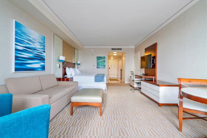 Prime Beachfront Resort Suite W/ Luxe Amenities - Miami Gardens, FL