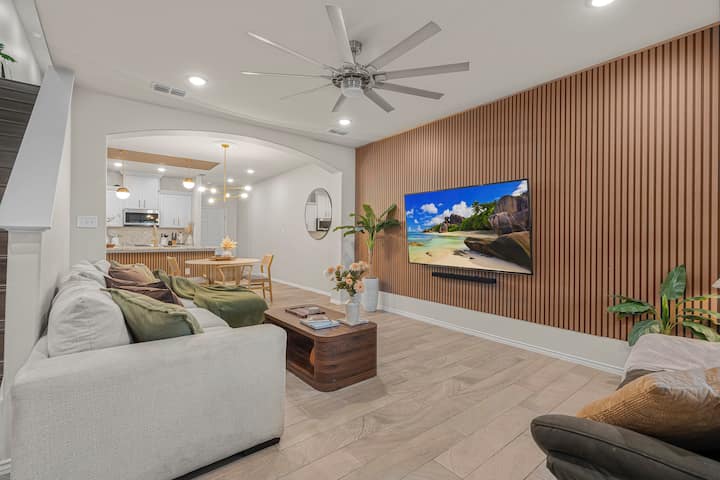 Modern North Laredo Townhouse - Laredo, TX