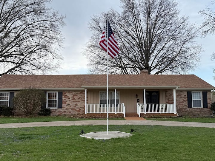 Cozy & Roomy Getaway In Macon | Perfect For Groups - Long Branch State Park, Macon