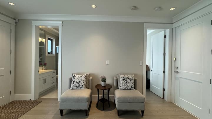 Private One Bedroom And Bathroom With Living Space - Richmond