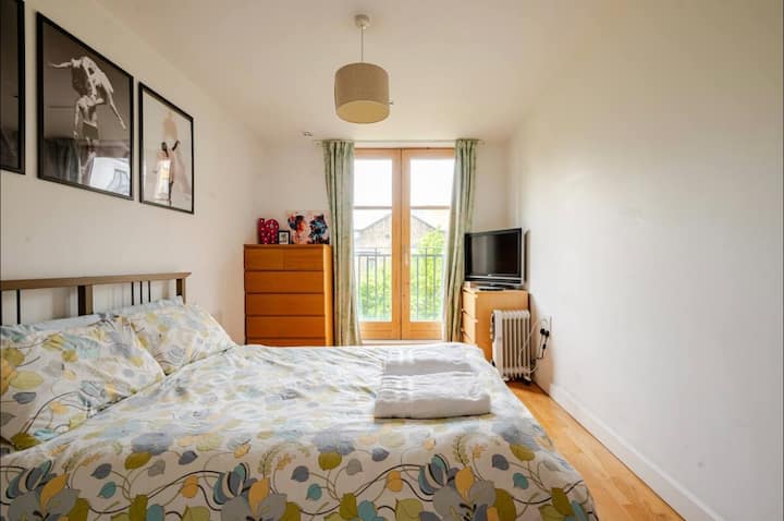 Spacious Flat Only 5 Min Walk From Tube Station - London