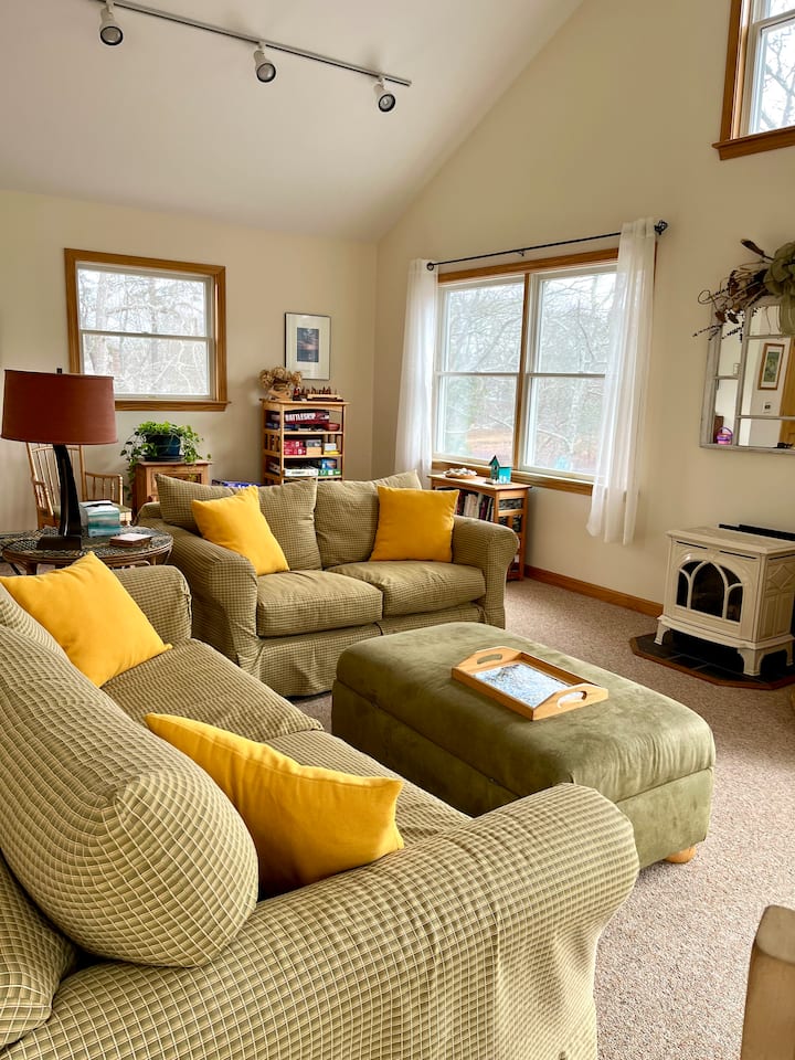 Sunny, Spacious Vineyard Retreat - 마서스비니어드