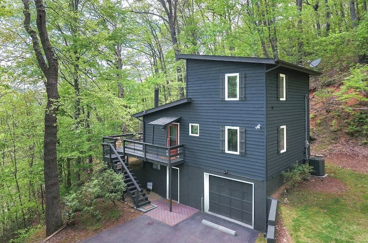 Mtn Treehouse|gamerm|firepit|king Bed|2 Suites! - Waynesville, NC