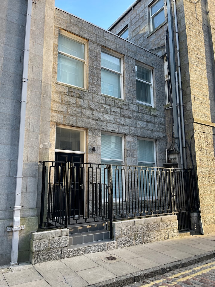 Modern 2 Bedroom Townhouse | Aberdeen City - Aberdeen Airport (ABZ)