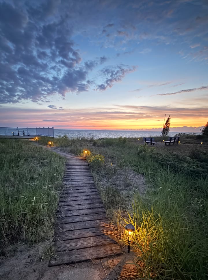 Amberley Beach Oasis - Lake Level Beachfront - Kincardine