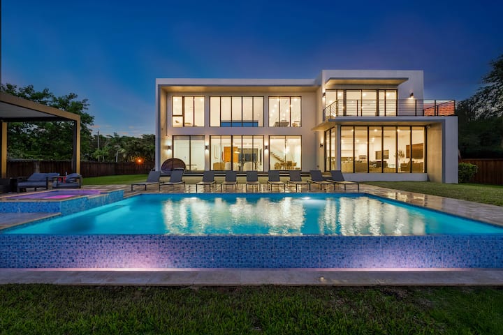 Modern Lakefront Villa W/ Pool, Jacuzzi And Gym - South Miami, FL