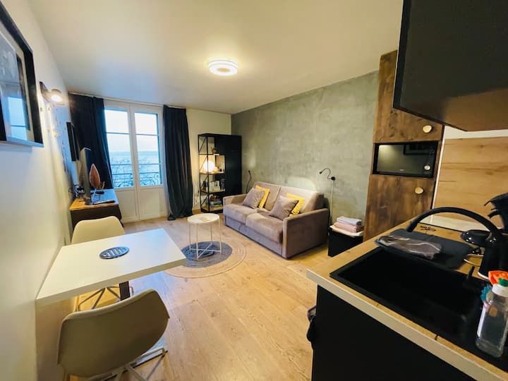 «&nbsp;Le Chaplin&nbsp;» Face Au Lac Léman. - Évian-les-Bains