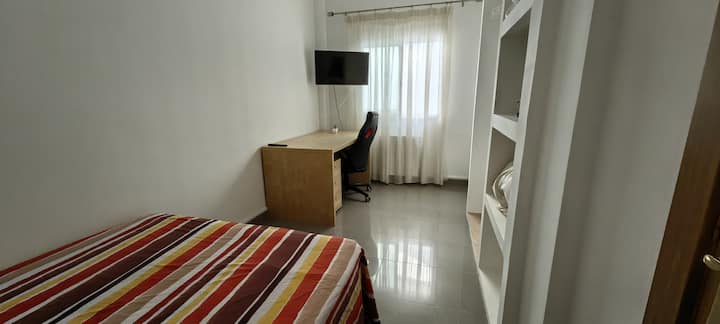 Habitación Con Cama Doble, Televisión,llave Y Wifi - Terrassa