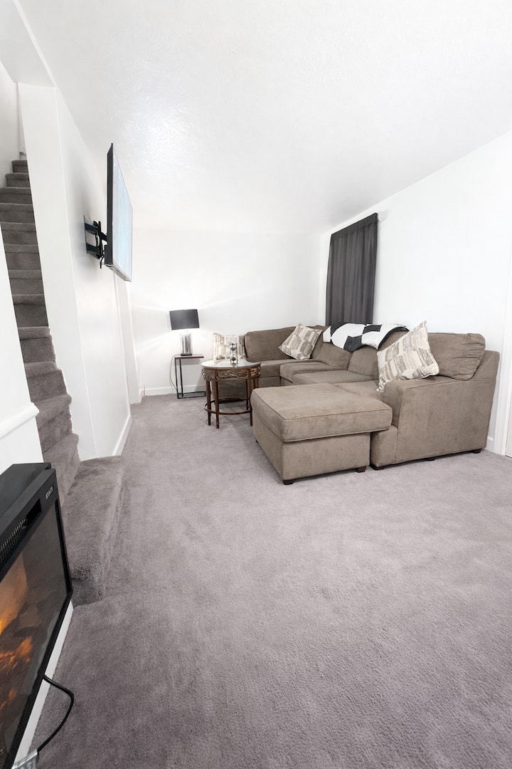 Near Lake Decatur 2br W/ Bonus Theater Room - Mount Zion, IL