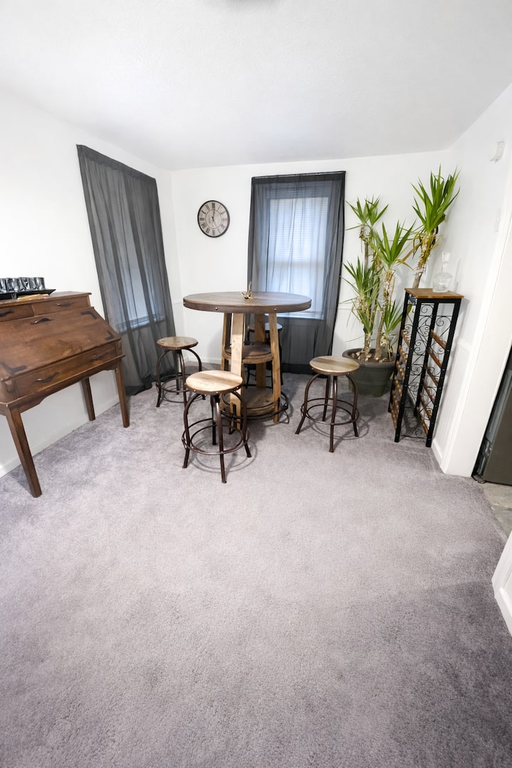 Decatur 2br W/ Bonus Theater Room - Mount Zion, IL