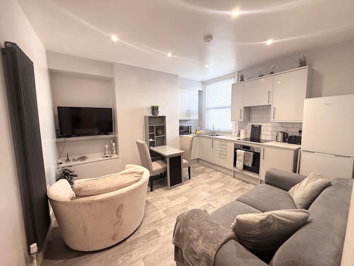 Worthing Town Centre 2 Bed Flat - 3 Mins To Beach - Bramber Castle