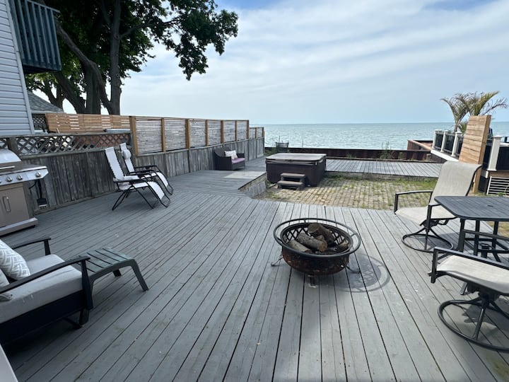 Breathtaking Waterfront Home - Lakeshore