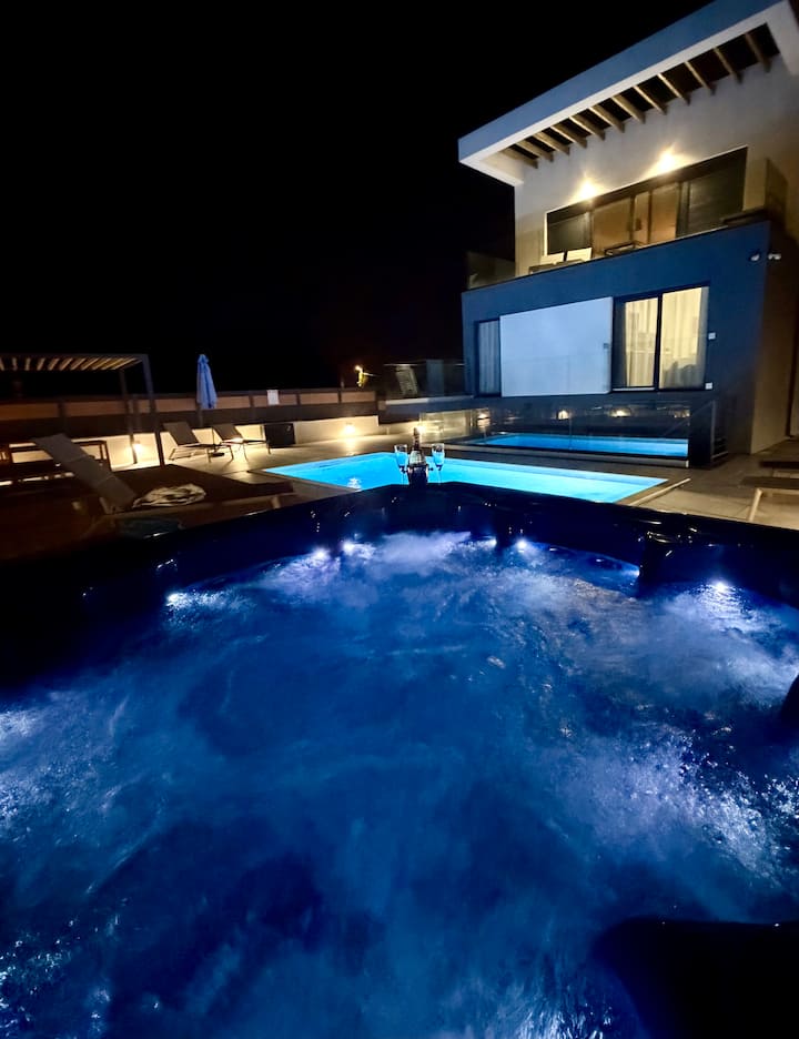 Starap/villalamarea-com/150msea/pool/hottub/bbq - Croatia