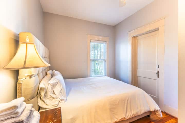 Calm Downtown Stay | Walkable & Relaxed - 2 - Fort Myers, FL