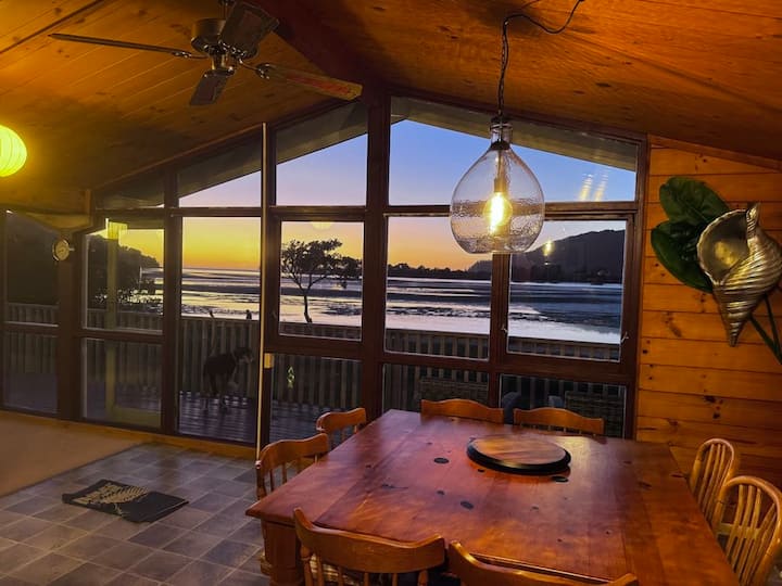 Absolute Waterfront With Views Rustic Comfy & Fun - Tairua