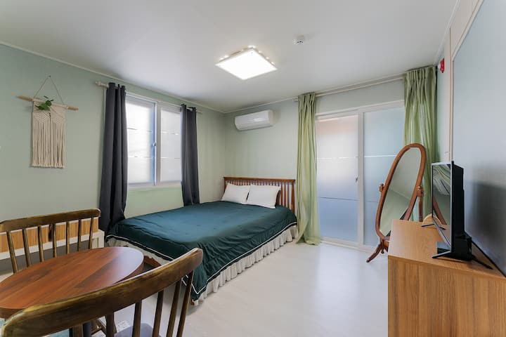 [평일할인] 깔끔하고 청결한 감성 숙소 (춘천역/명동거리/레고랜드초근접/넷플릭스/무료주차) - 후평2동