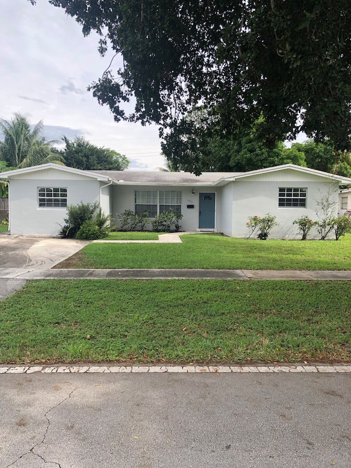 Blue Moon  Retreat  With Pool - Fort Lauderdale