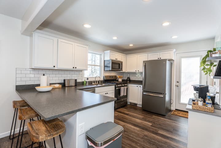 Steps To Campus! Sleeps 8. Pet Friendly. 5 Stars! - Hueston Woods State Park, College Corner