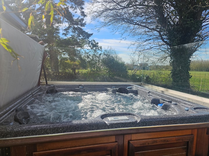 Contemporary Dublin Suite With Hot Tub - Ashbourne