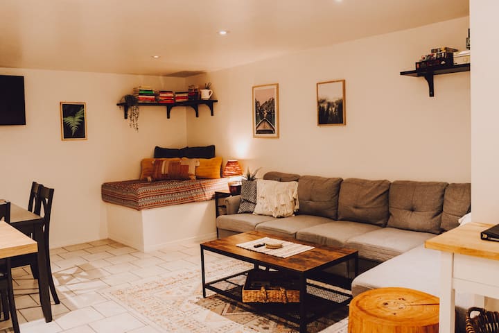 Cozy Mountain Suite + Sauna & Cold Plunge - Golden