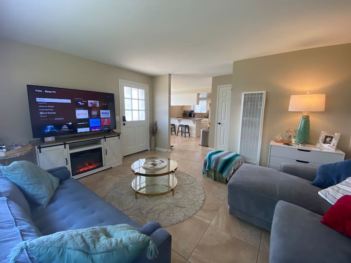 King Bed, Washer/dryer, 65”tv, Smart Fridge - Grover Beach, CA