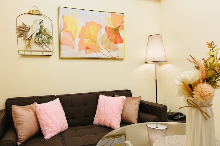Stylish 1br Suite W/balcony & Wifi 400mbps - Quezon City