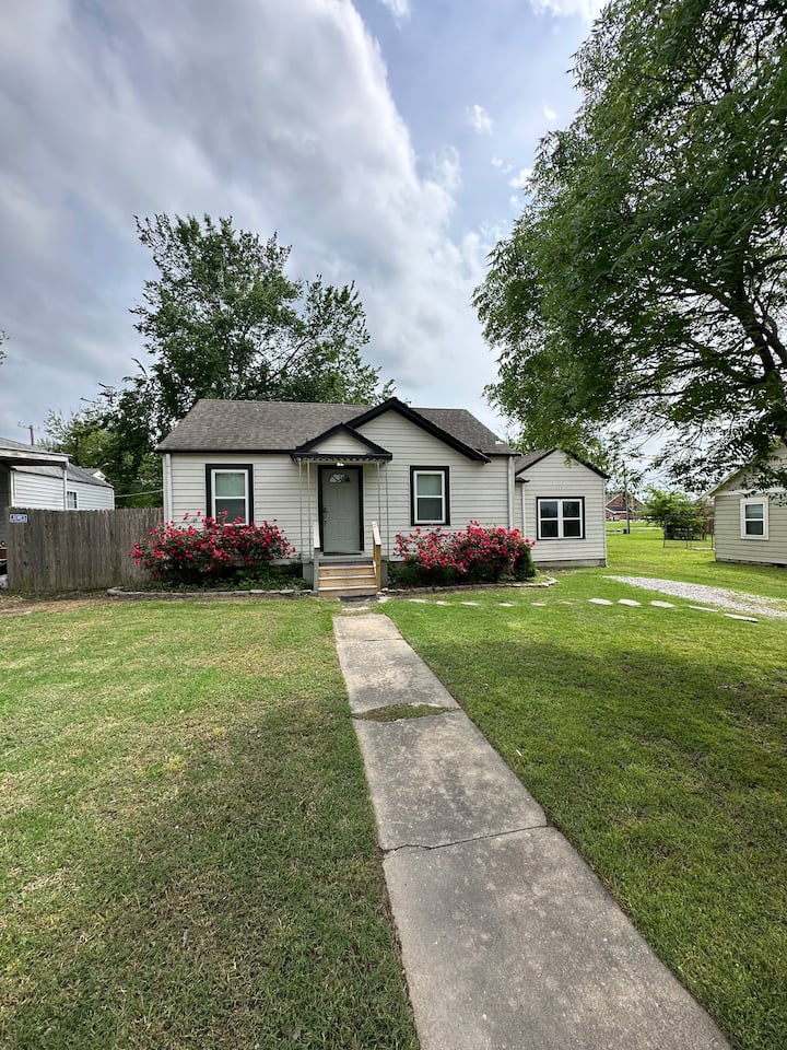 Rose District Bungalow Sleeps 7 - Broken Arrow, OK