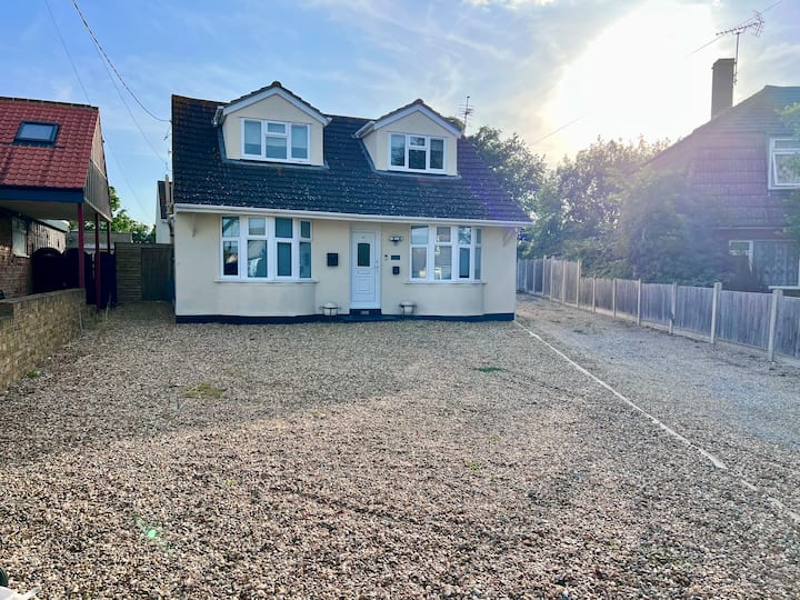 Weekly Rates | Huge Driveway | Large Detached Home - Chelmsford