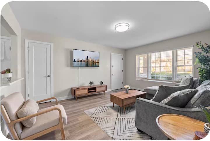 Cozy & Stylish Apartment W/access To City Or Burbs - Evanston