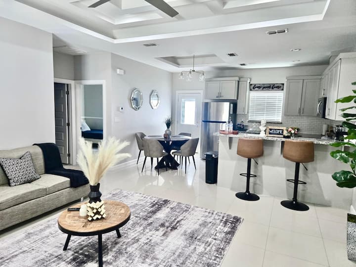 Gated, Elegant Condo W/yard•walk To Dining & Shops - Pharr, TX