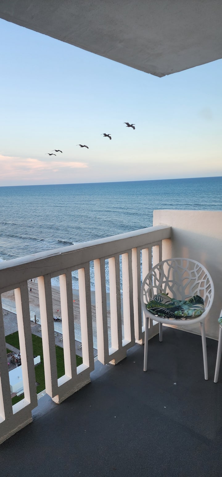Beach, Waves And Sand! Great Ocean View - Daytona Beach, FL