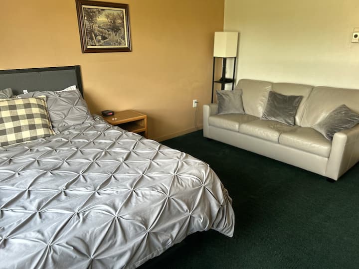 Quiet Room In A Historic Building Downtown - Great Falls, MT