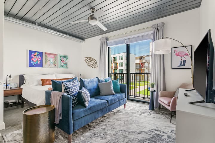 Lodgeur | Elegant & Modern Studio Loft | Midtown - Houston, TX