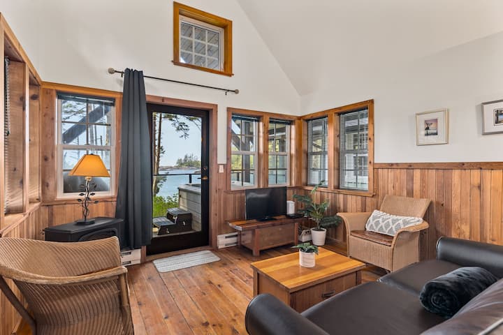 Beachfront Hot Tub With Views | Morning Mist - Ucluelet